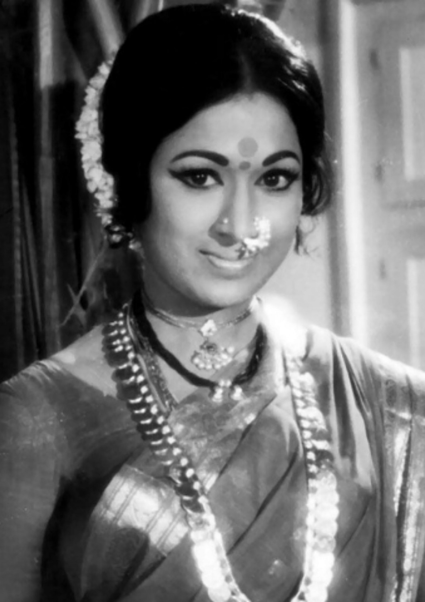 set lo kaali cheppulu theesi vilekari chempa pagalagottina vanisri ...