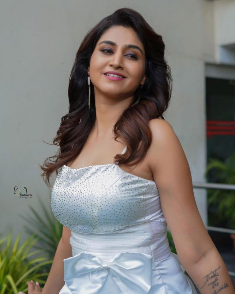 telugu anchor varshini shines in white! | Telugu Swag